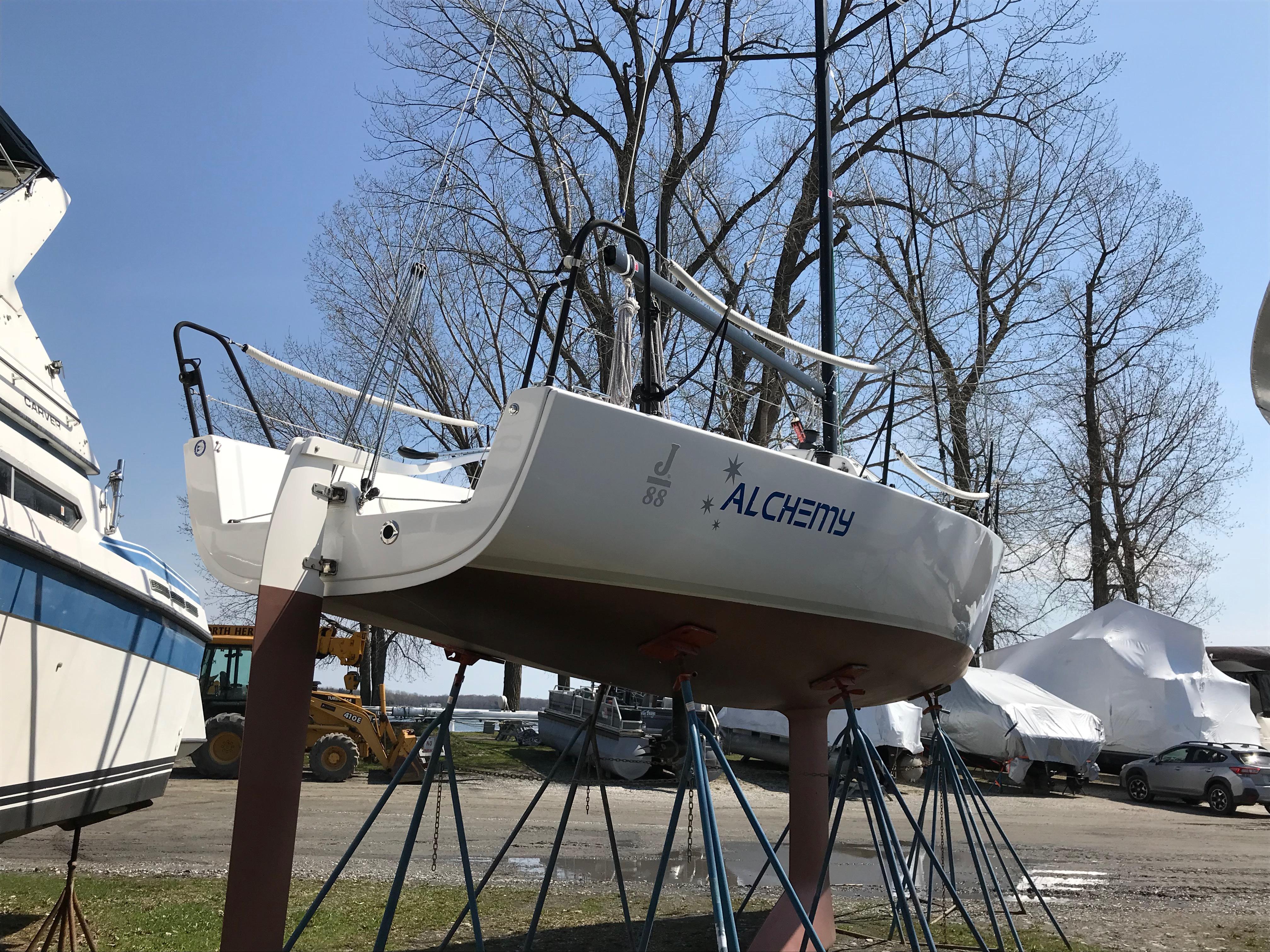 Font on this sailboat (J|88 Alchemy) : r/identifythisfont